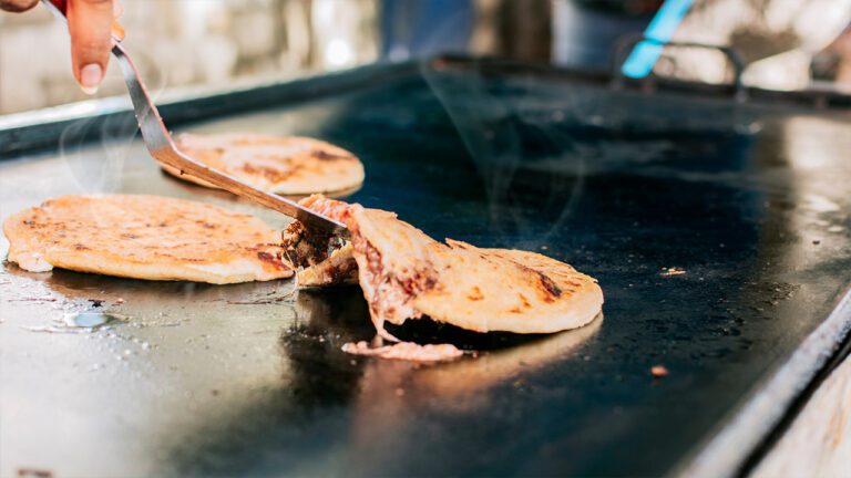 Pupusas, the most popular dish from El Salvador - Rio Grande